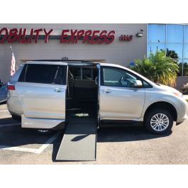 2017 Toyota Sienna XLE Floor ramp