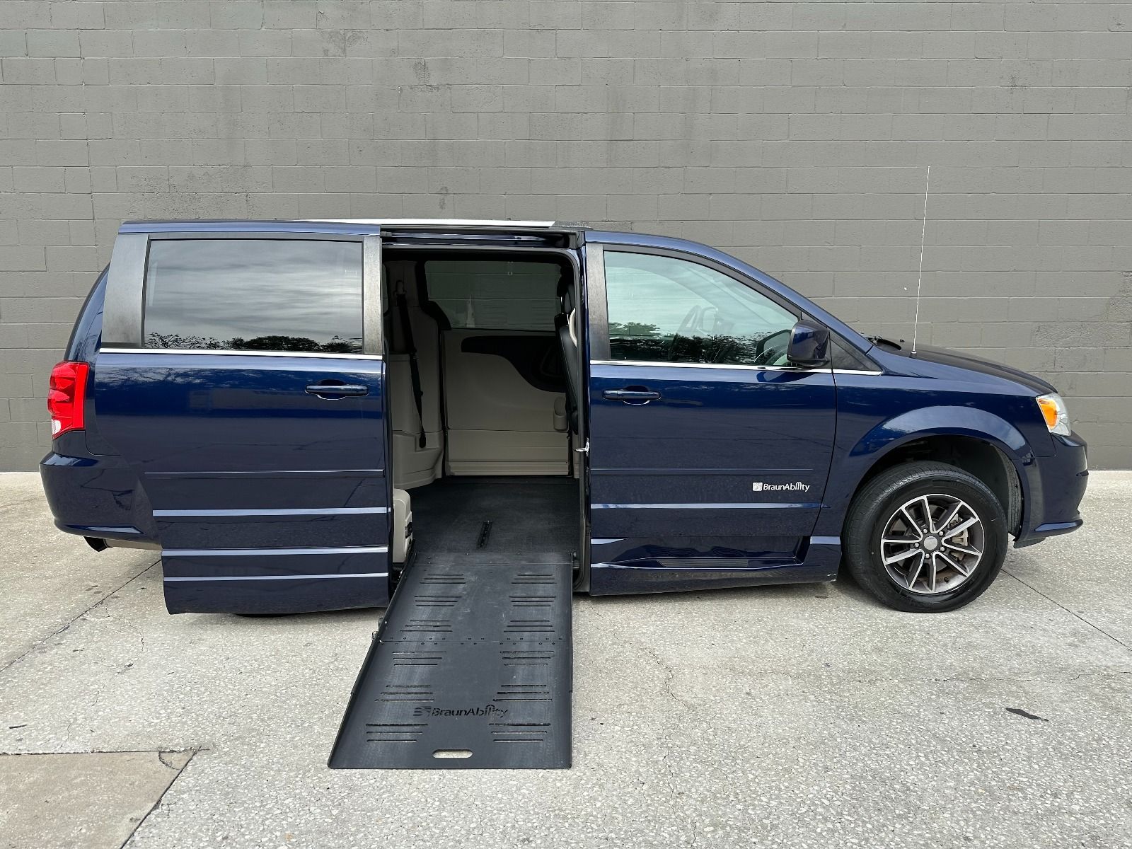 2017 Dodge Grand Caravan SXT Wheelchair Van