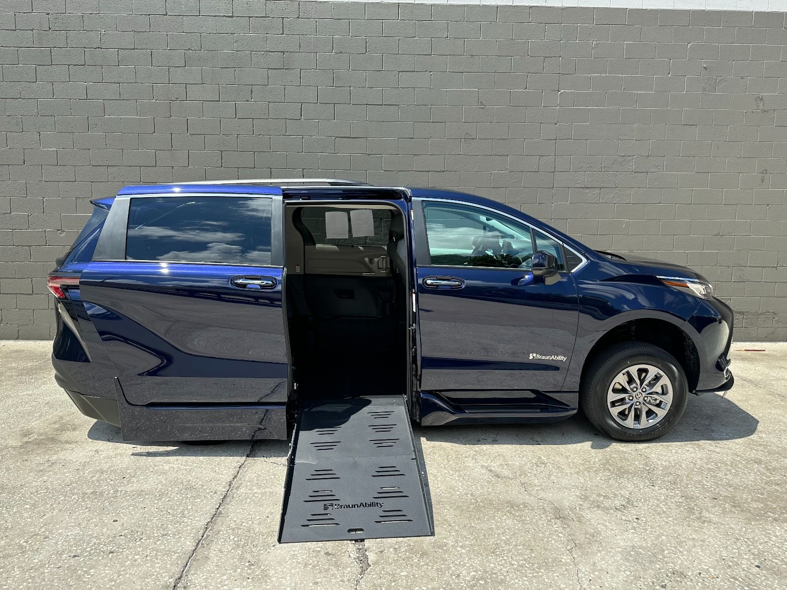 2023 Toyota Sienna XLE Plus Handicap Access Van