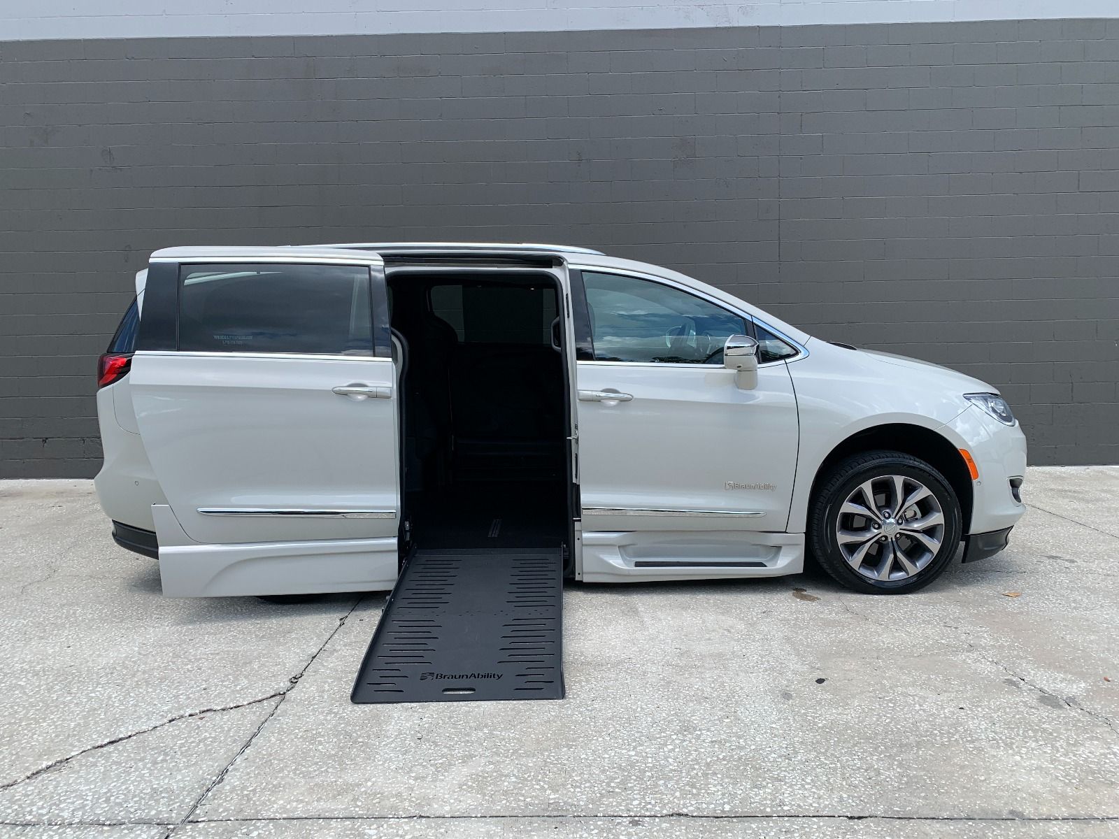 2020 Chrysler Pacifica Limited Wheelchair Access Van